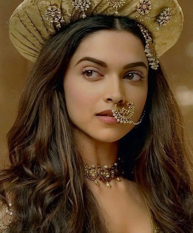 Crowning Glory: Iconic Side Maang Tikka Looks From Bollywood For The ...